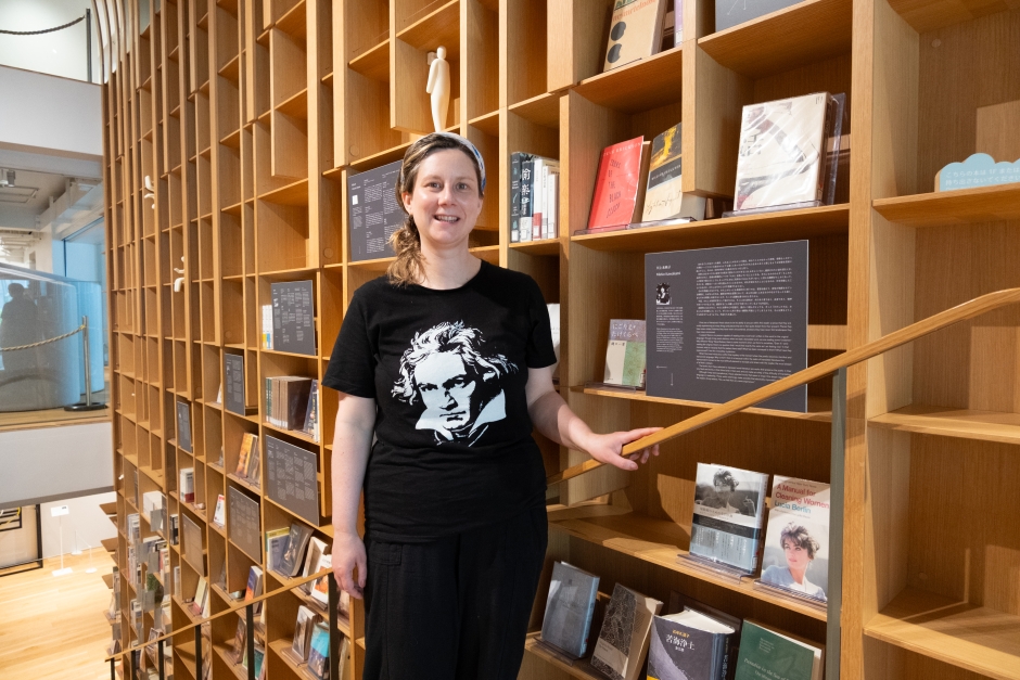 作家のカミラ・グルドーヴァさんが国際文学館に滞在しました！ – 早稲田大学 国際文学館(村上春樹ライブラリー)